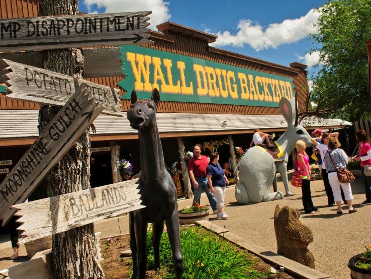 La Storia di Wall Drug, South Dakota: Dalle Umili Origini a Luogo di ...